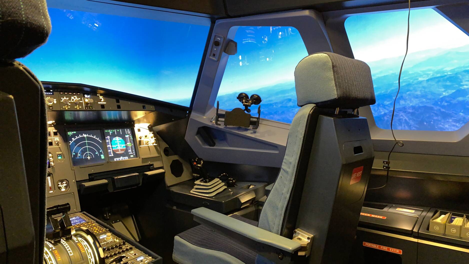 Airbus A320 simulator Schiphol | Flyouts.com (English)